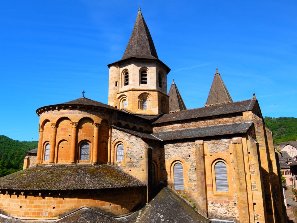 L’abbatiale de Conques et ses vitraux de Pierre Soulages | Inspiration ...